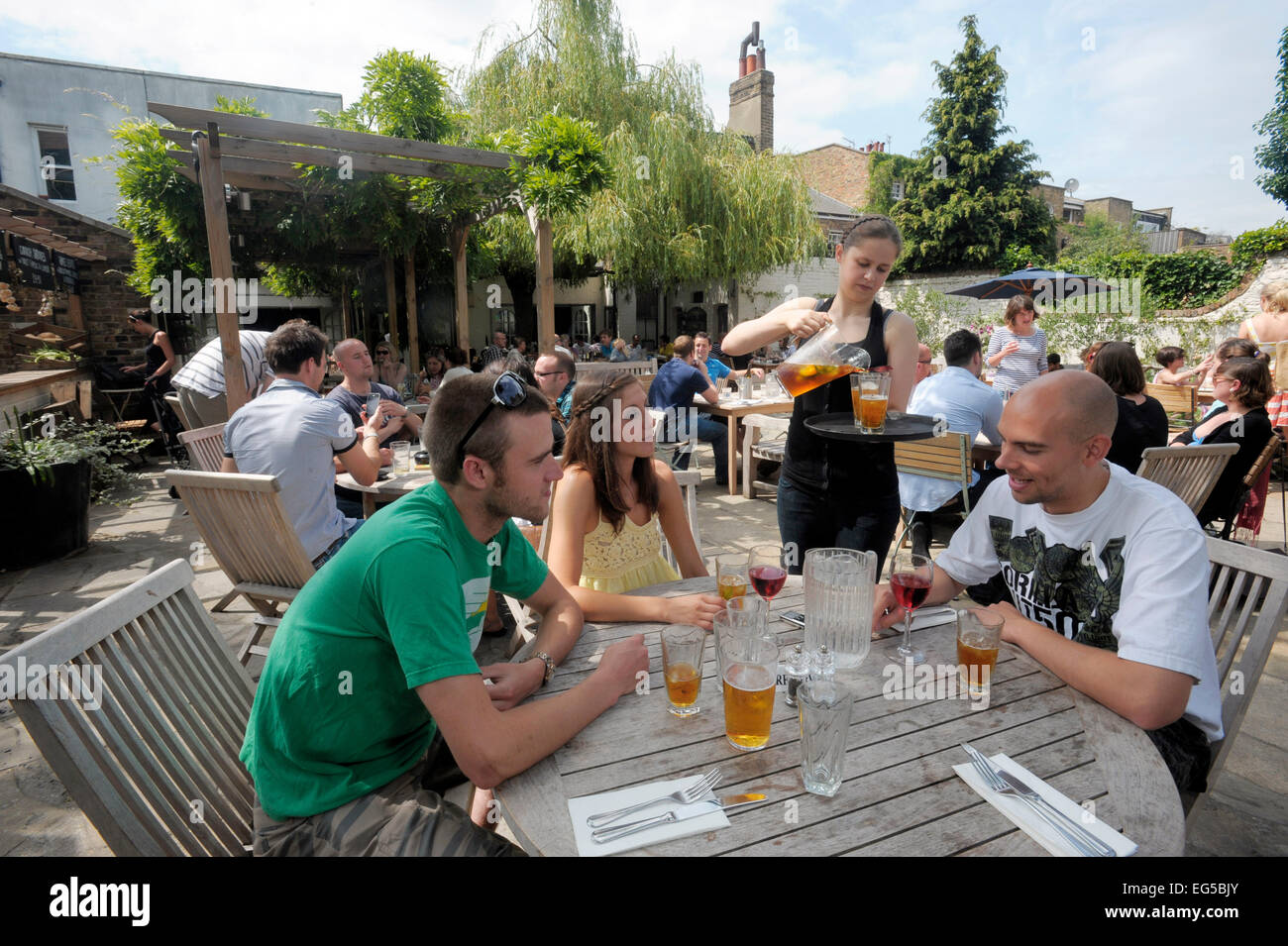 The Albion pub and garden 10 Thornhill Rd, London N1 Stock Photo - Alamy