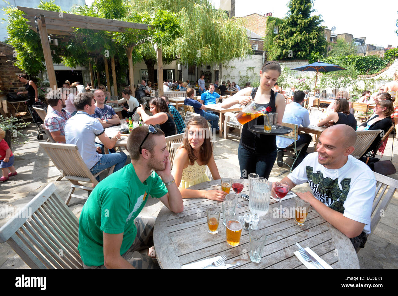 The Albion pub and garden 10 Thornhill Rd, London N1 Stock Photo - Alamy