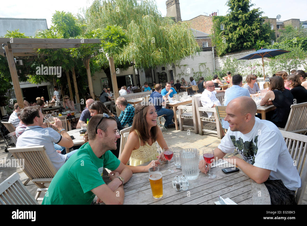 The Albion pub and garden 10 Thornhill Rd, London N1 Stock Photo - Alamy