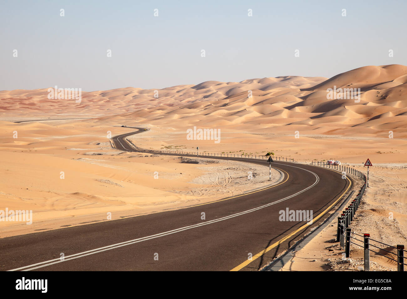 Road through the desert to the Moreeb dune in Liwa Oasis, Emirate of ...