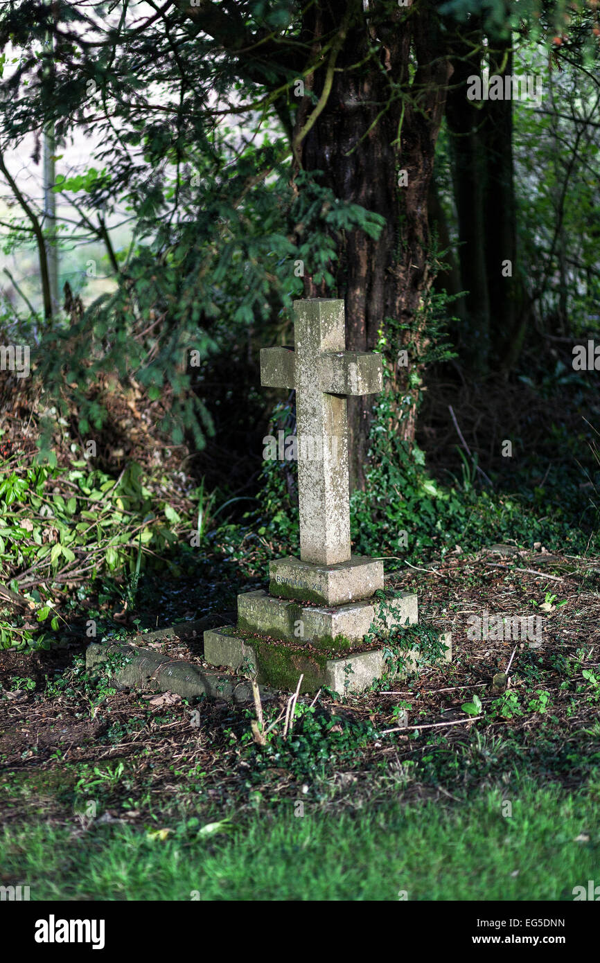 cross in churchyard Stock Photo - Alamy