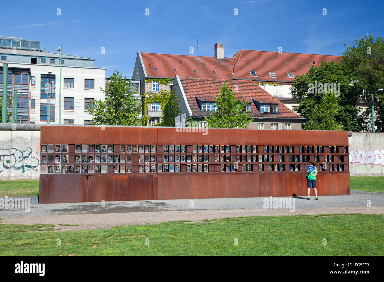 People by the memorial wall hi-res stock photography and images - Alamy