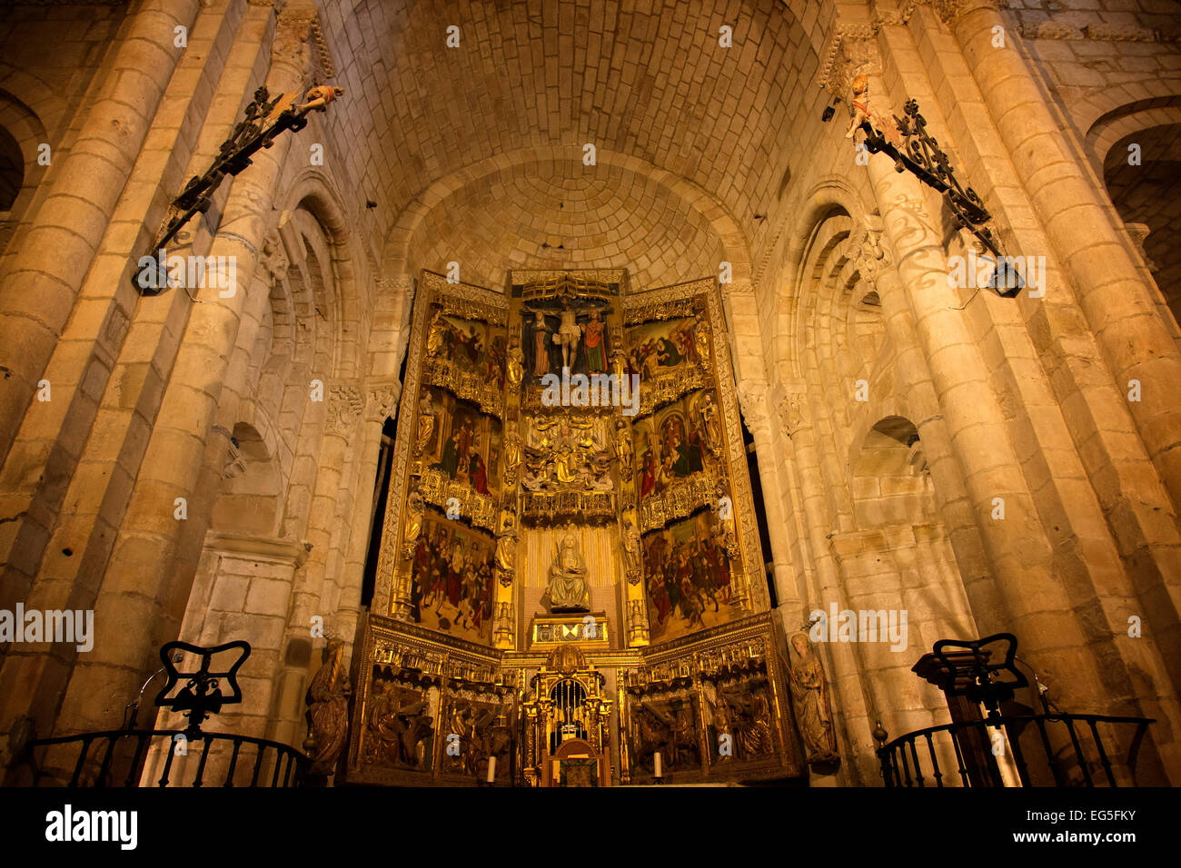 Altar romanico hi-res stock photography and images - Alamy