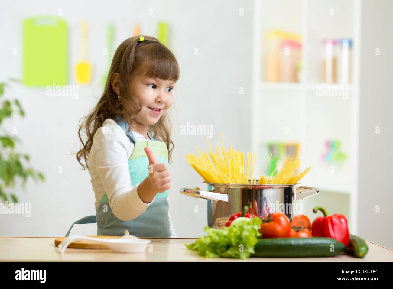 child girl playing cook and preparing spaghetti Stock Photo - Alamy child girl playing cook and preparing spaghetti Stock Photo - Alamy