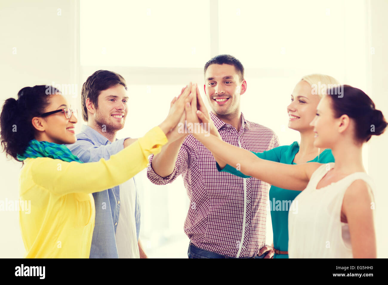 Men doing high five hi-res stock photography and images - Alamy
