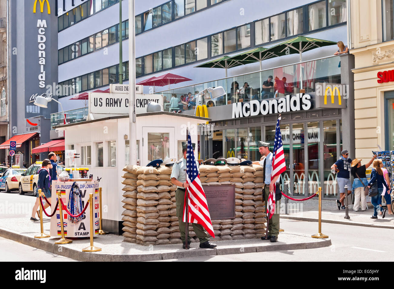 Us army checkpoint hi-res stock photography and images - Alamy
