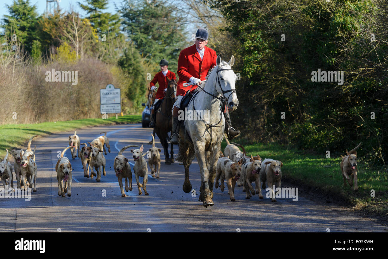 Oakham, UK. 17th February, 2015. Cottesmore Hunt meet. Huntsman Andrew ...