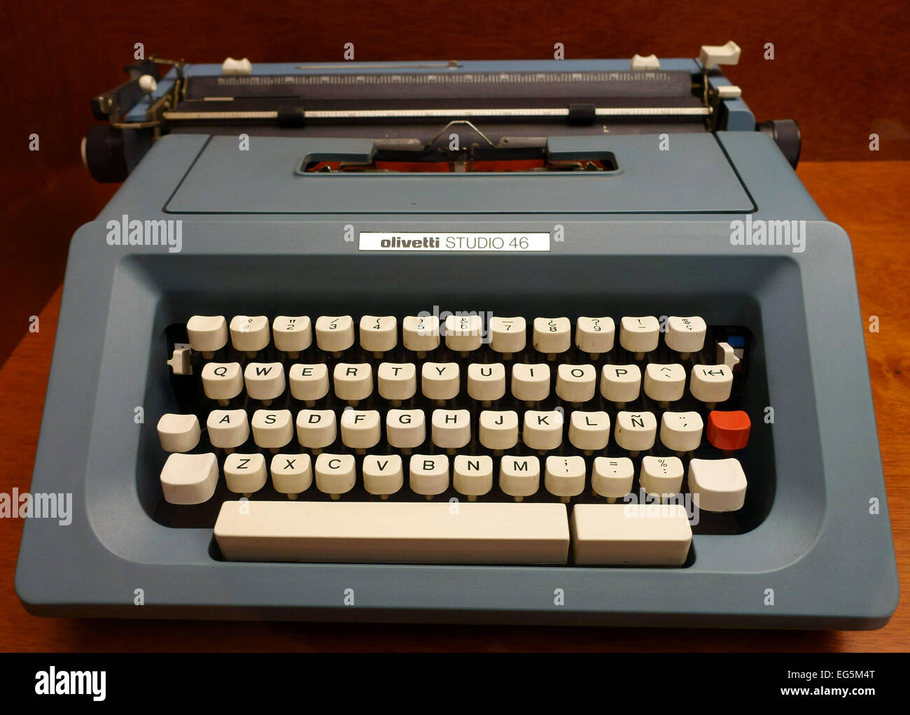 Olivetti typewriter hi-res stock photography and images - Alamy
