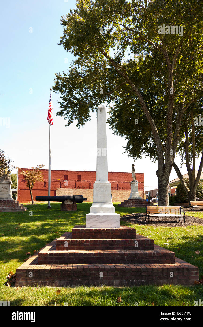 Monument with a dedication to slaves of the South, Confederate Park ...