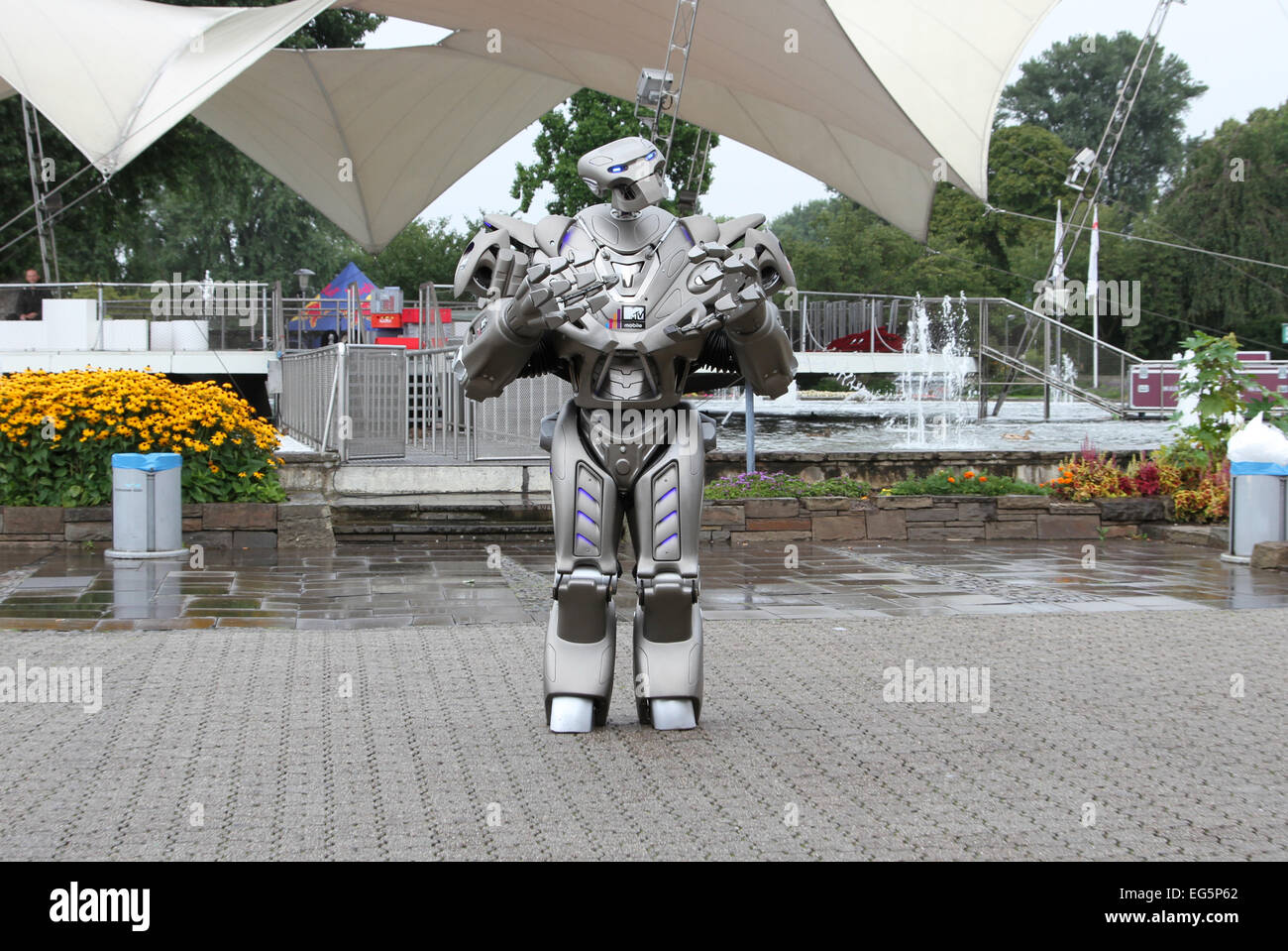 Titan the Robot promoting new MTV web series MTV Music WG at ...