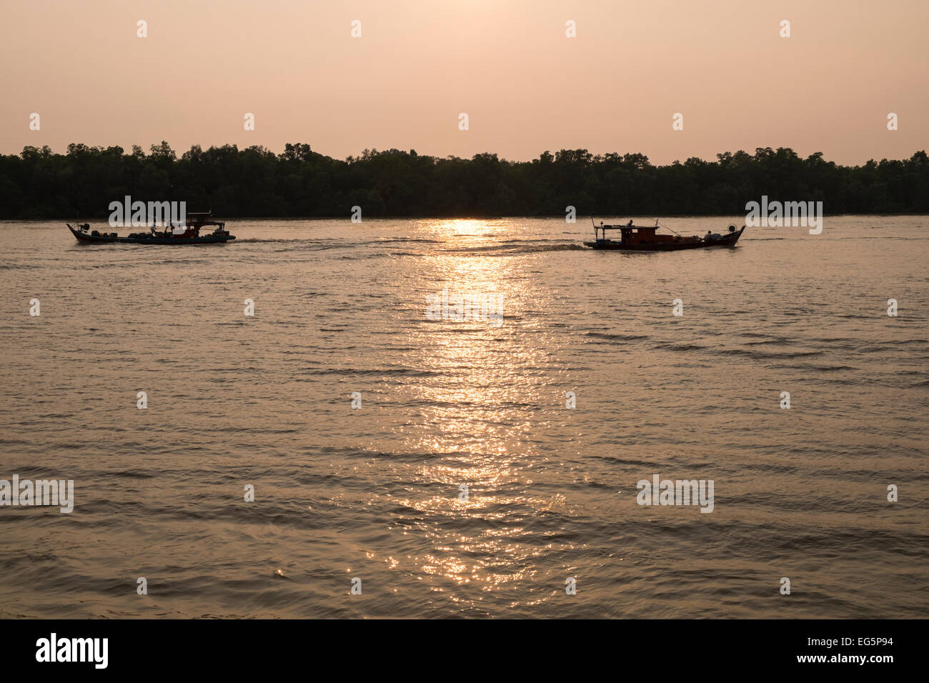 Traditional malay river boats hi-res stock photography and images - Alamy