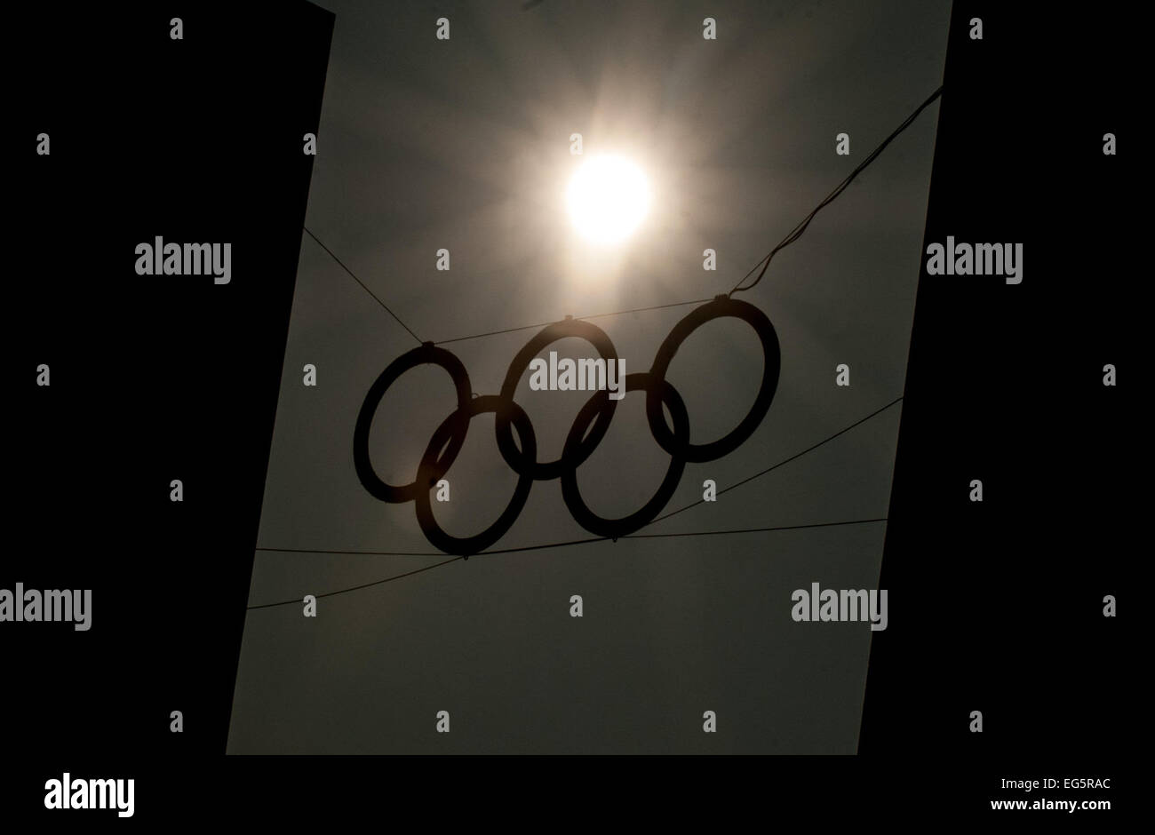 Five olympic rings hi-res stock photography and images - Alamy