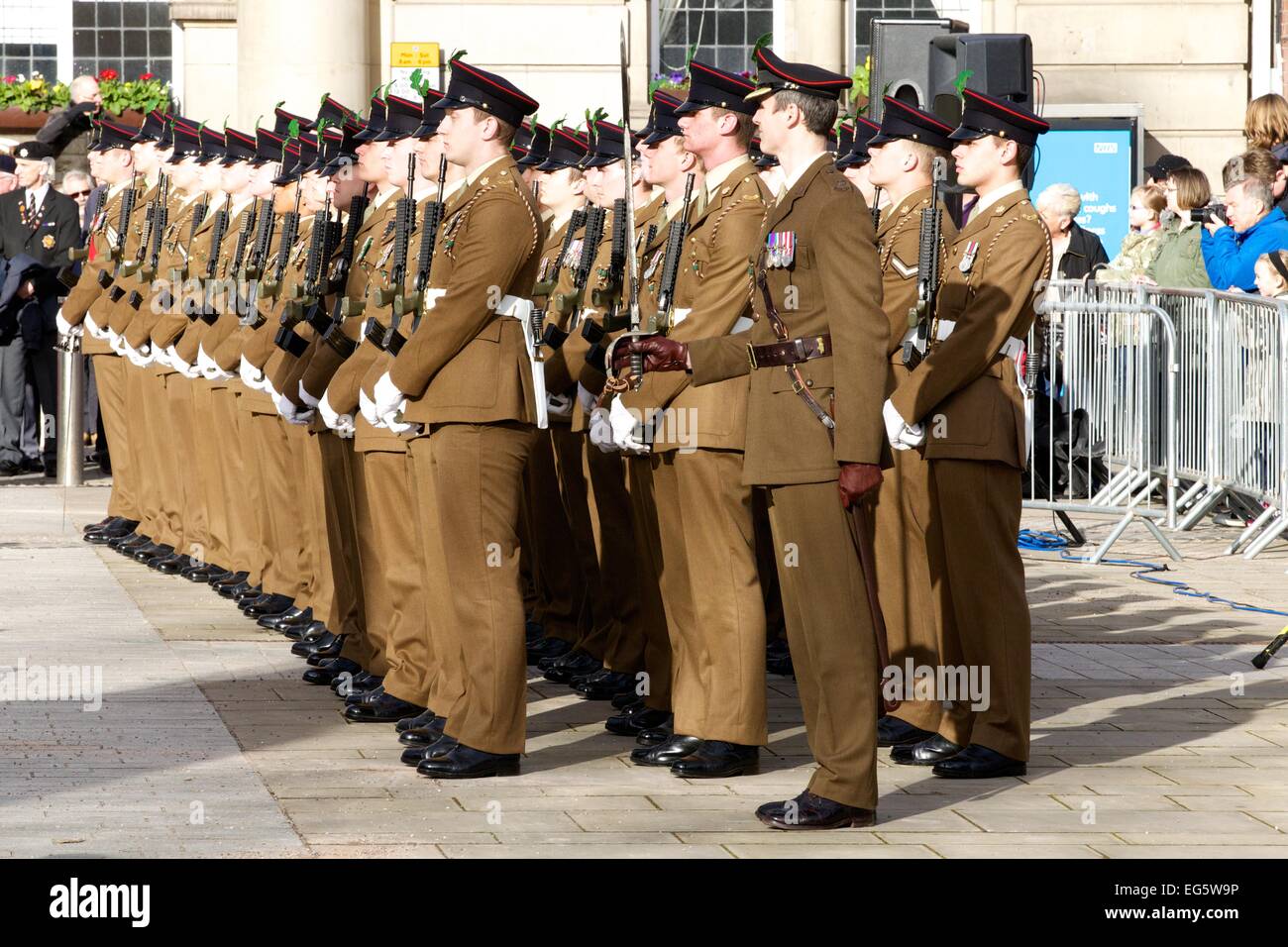 British army soldiers standing attention hi-res stock photography and ...
