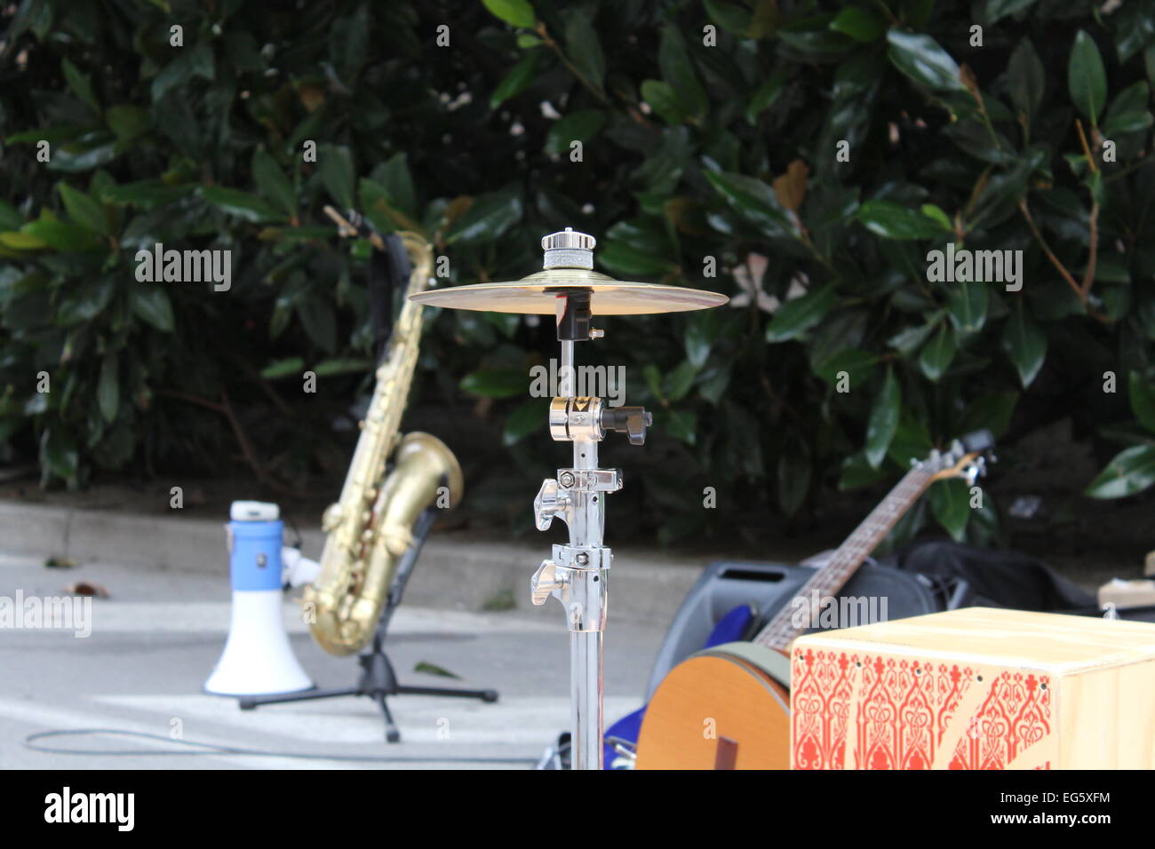 Artists perform in the street Stock Photo - Alamy