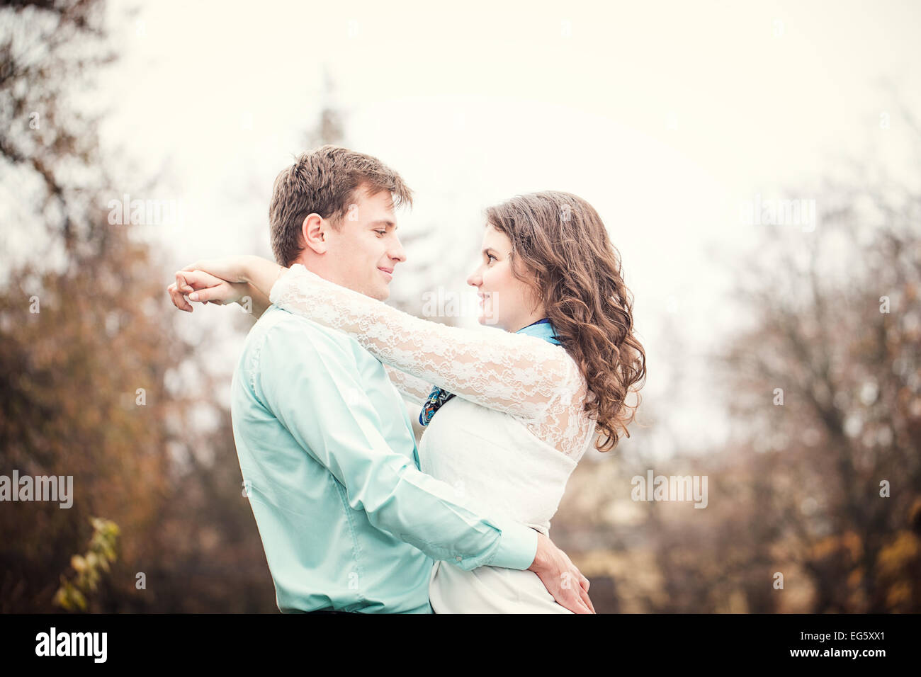 Romantic hug sunny portrait couple man woman Stock Photo - Alamy