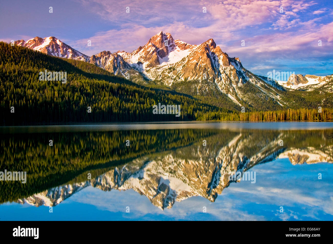 Beautiful Landscape of Sawtooth Lake reflecting the snow capped ...