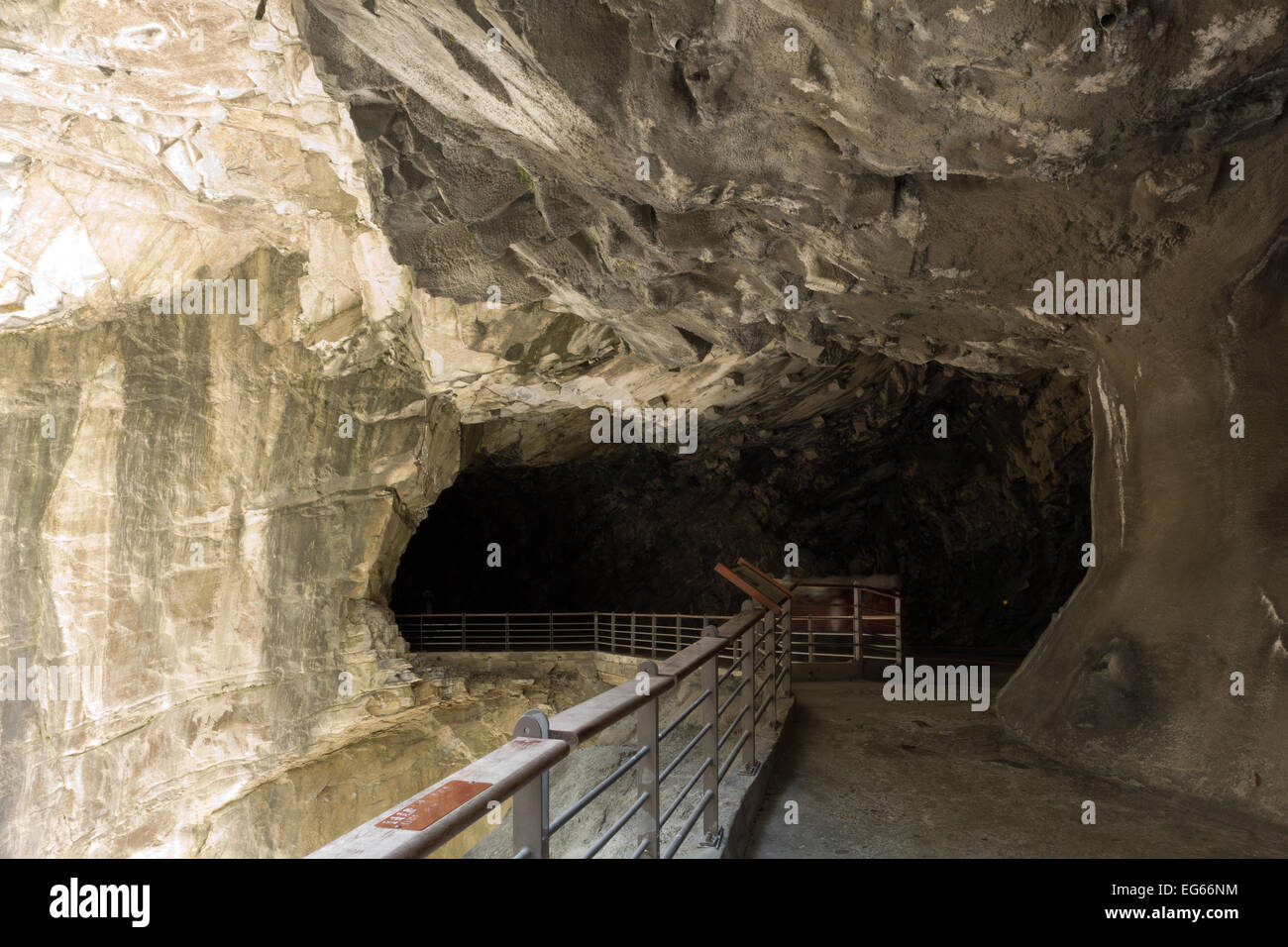 Cemented walkway hi-res stock photography and images - Alamy