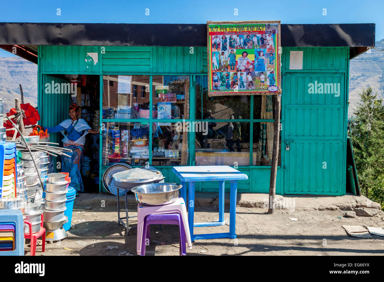 Street scene people selling items hi-res stock photography and images ...