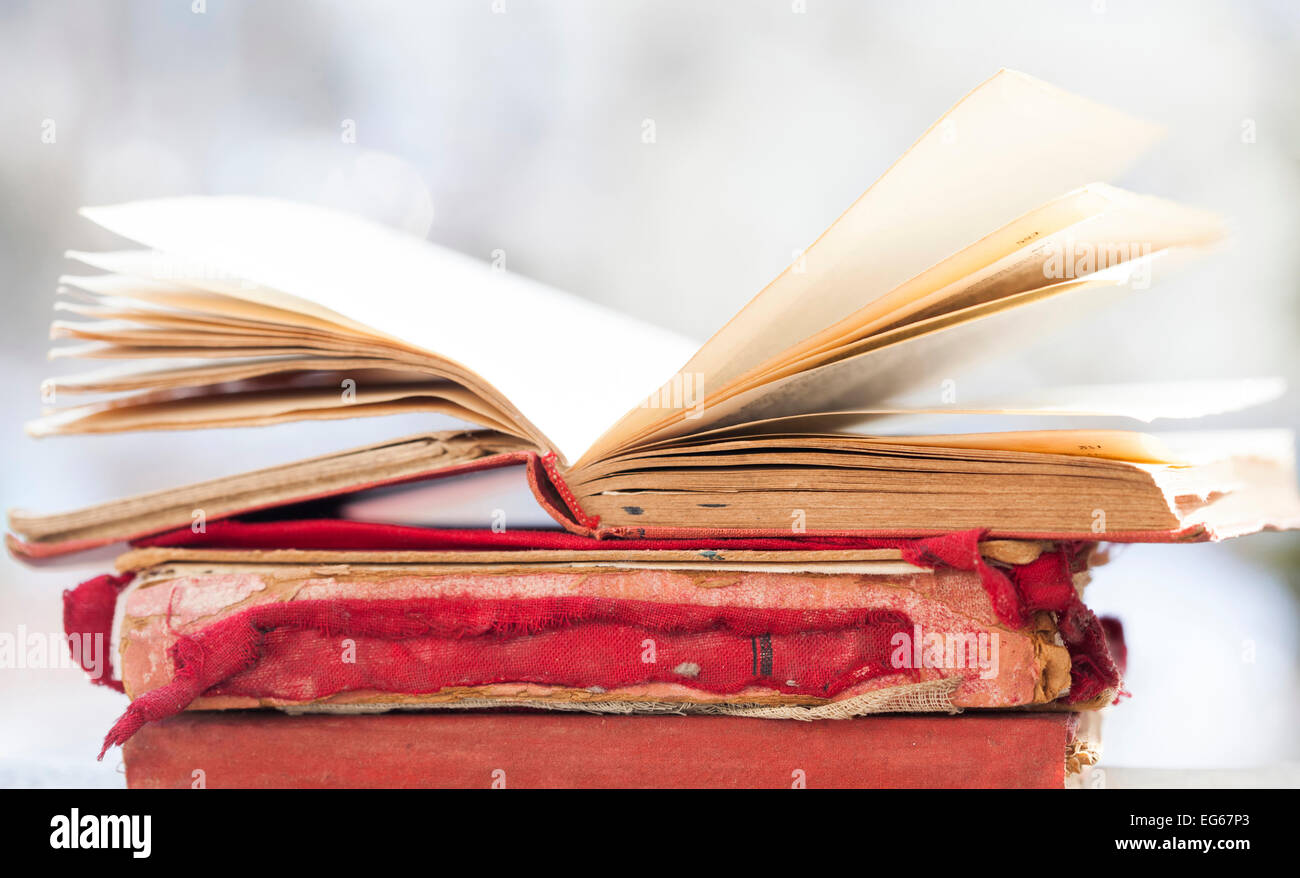 Old books open hi-res stock photography and images - Alamy