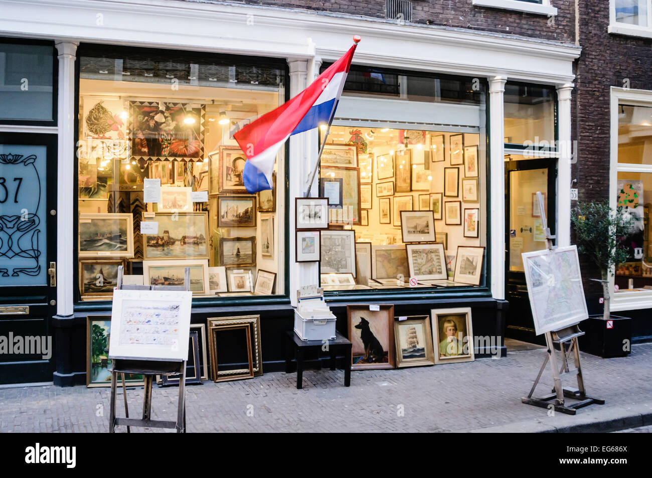 Paintings in frames hi-res stock photography and images - Alamy