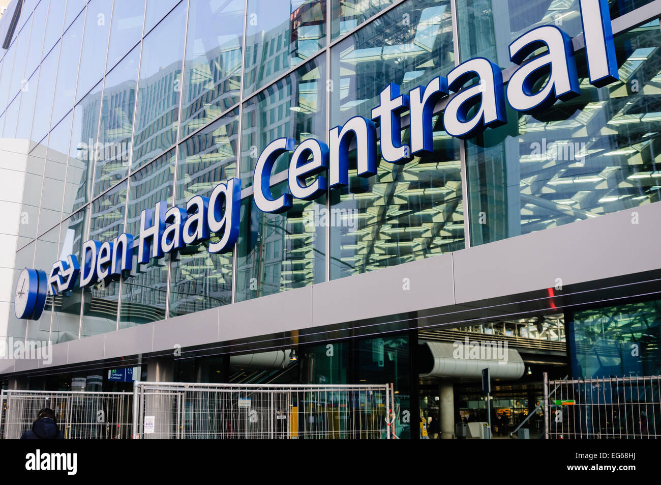 Den haag public transport station hi-res stock photography and images ...