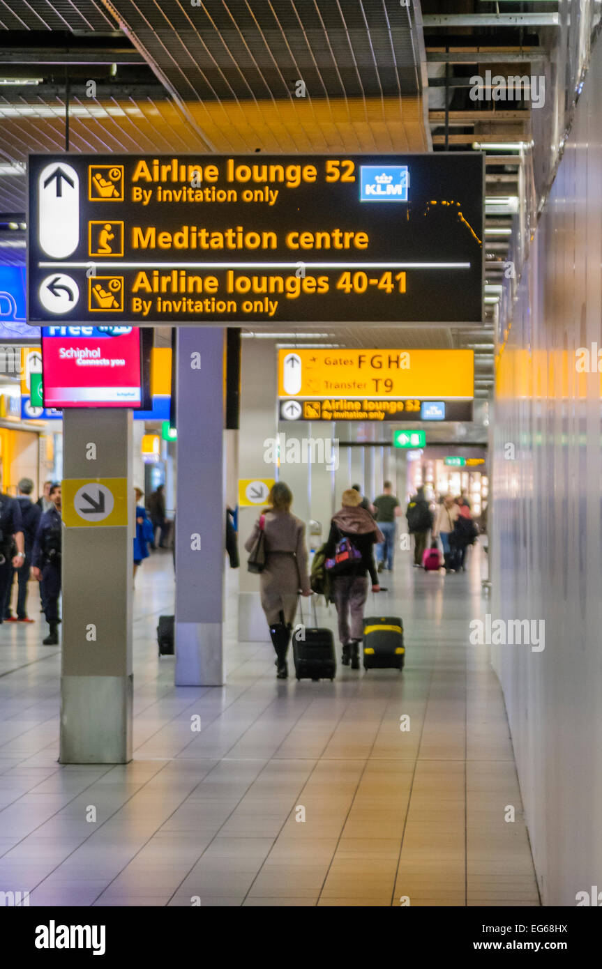 Schiphol airport departures lounge hi-res stock photography and images ...