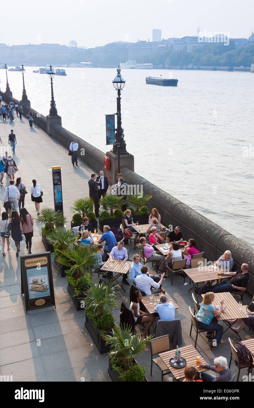 English pub outside seating hi-res stock photography and images - Alamy