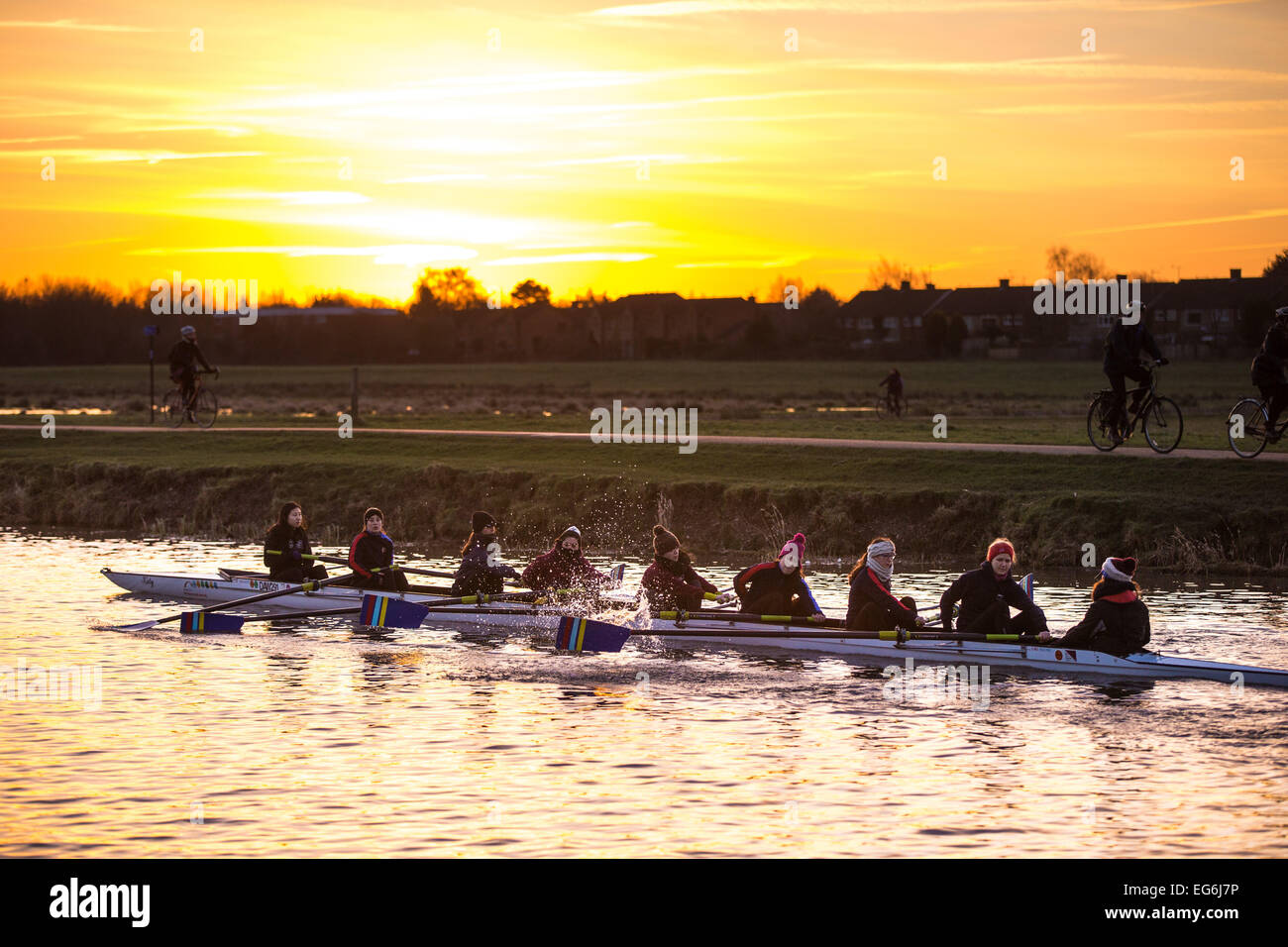 CAMBRIDGE UNIVERSITY STUDENT ROWERS OUT ON THE RIVER CAM AT SUNRISE ...