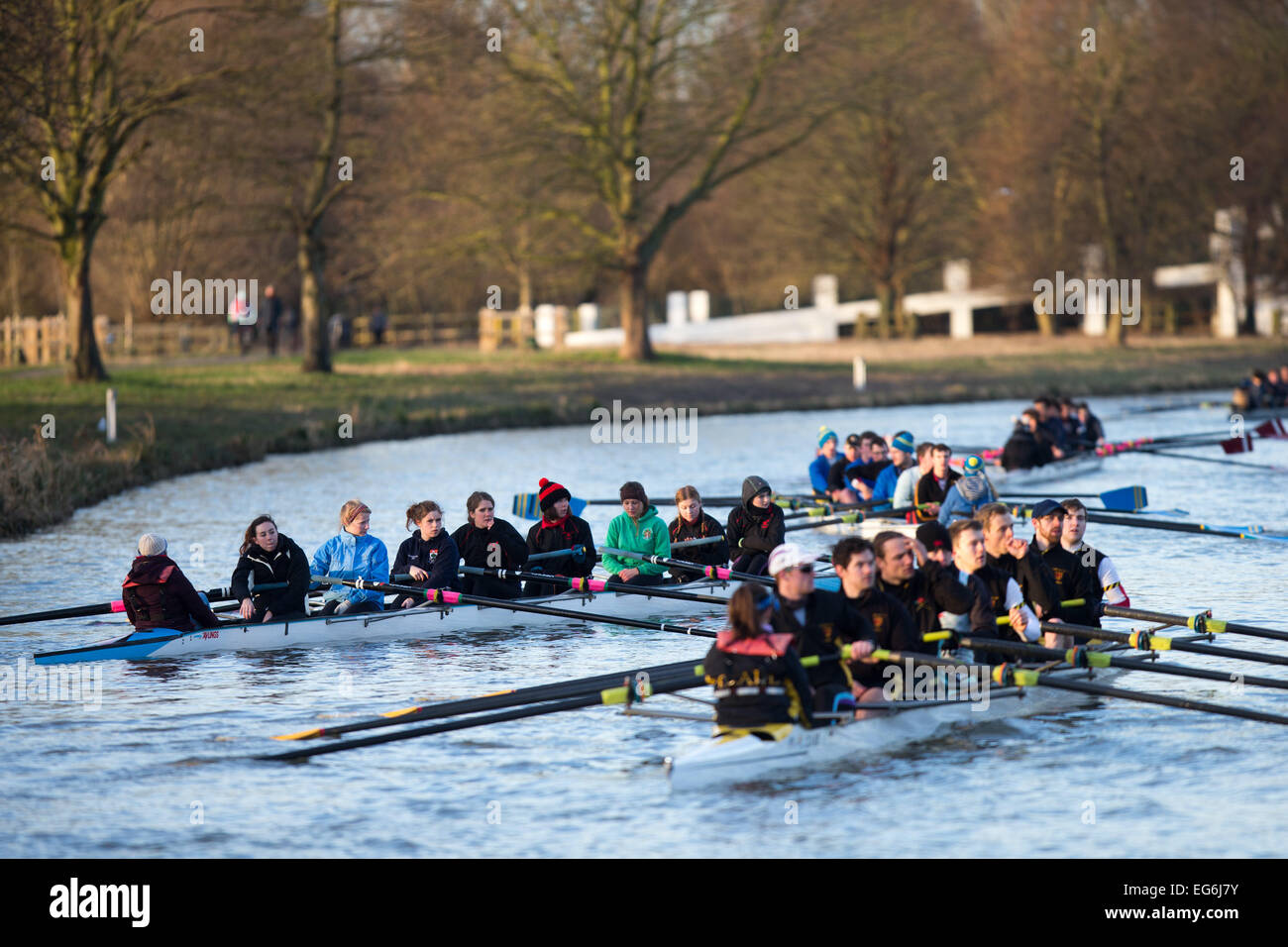 CAMBRIDGE UNIVERSITY STUDENT ROWERS OUT ON THE RIVER CAM AT SUNRISE ...