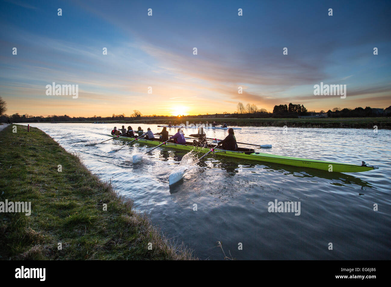 CAMBRIDGE UNIVERSITY STUDENT ROWERS OUT ON THE RIVER CAM AT SUNRISE ...