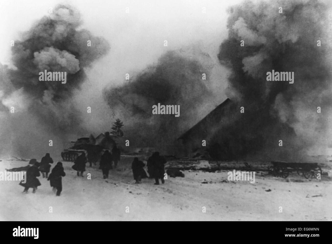 Soviet russian soldiers behind tank hi-res stock photography and images ...