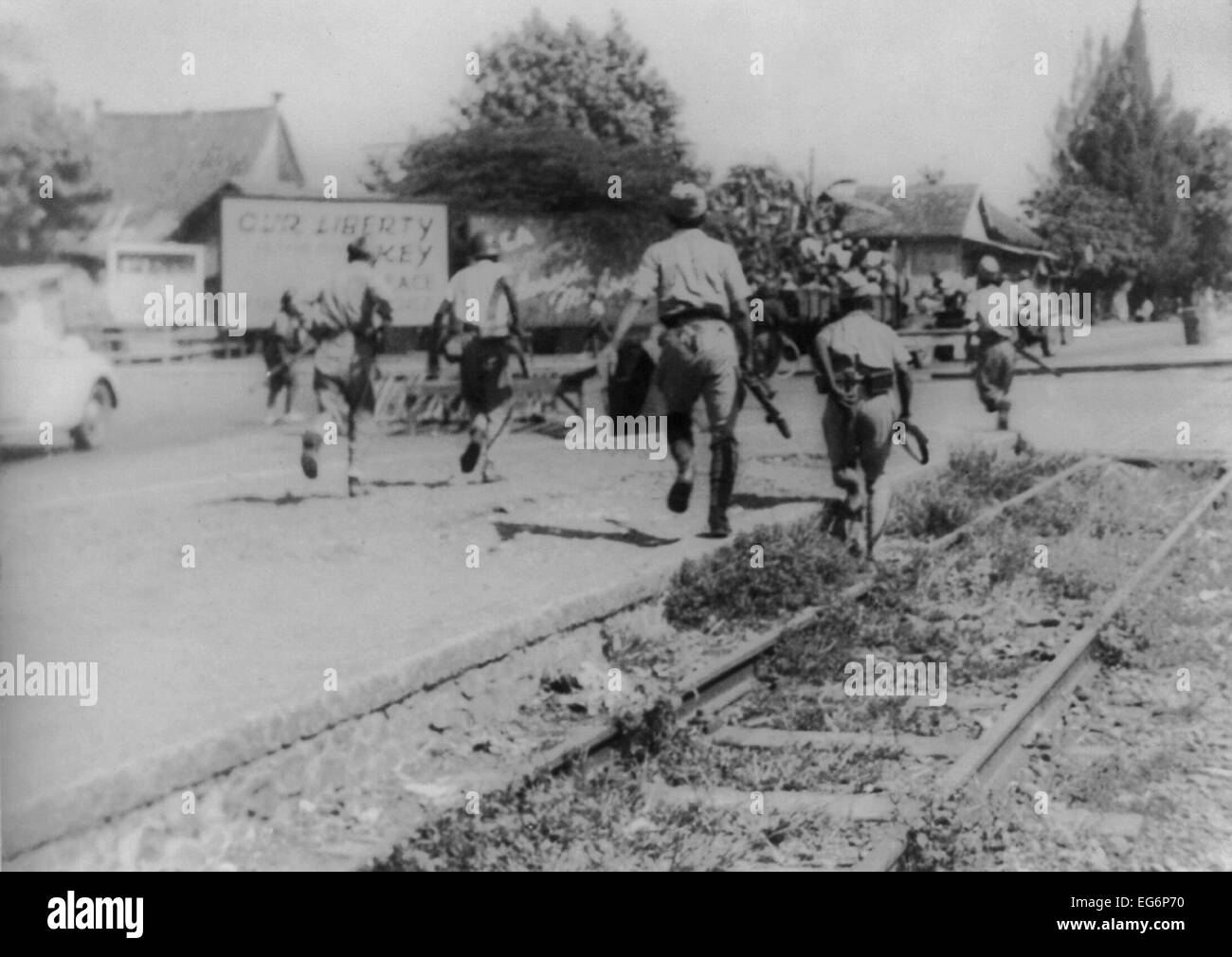 Soldiers running hi-res stock photography and images - Alamy