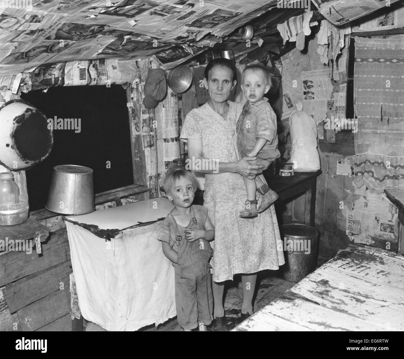 1940s poverty children hi-res stock photography and images - Alamy