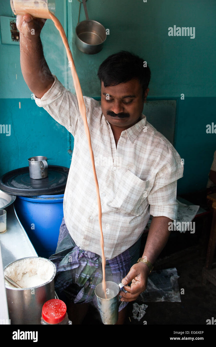 India serving tea hi-res stock photography and images - Alamy
