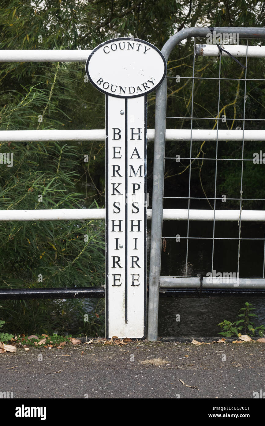 County boundary sign hi-res stock photography and images - Alamy