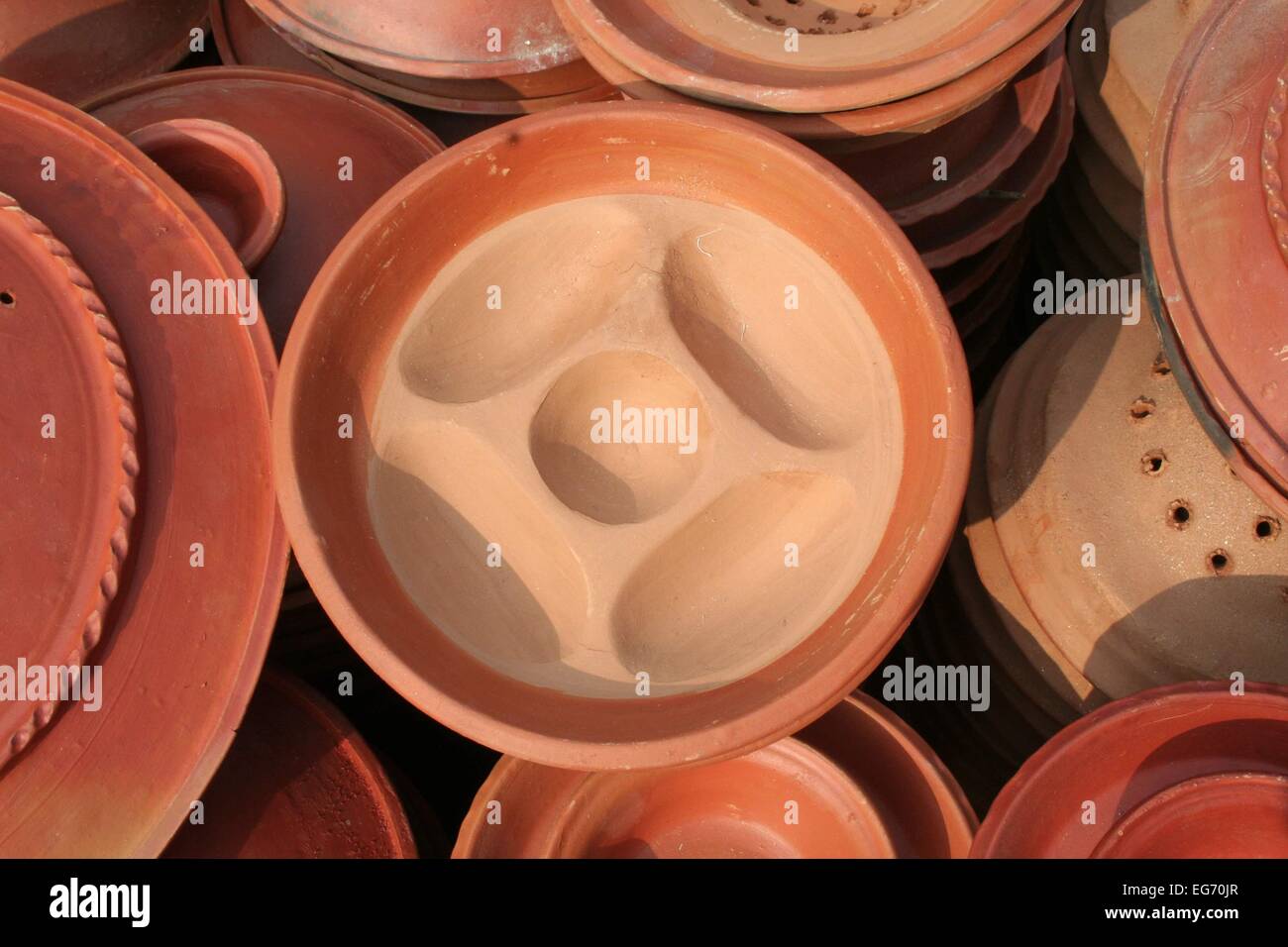 Traditional earthen pottery business in Bangladesh Stock Photo - Alamy