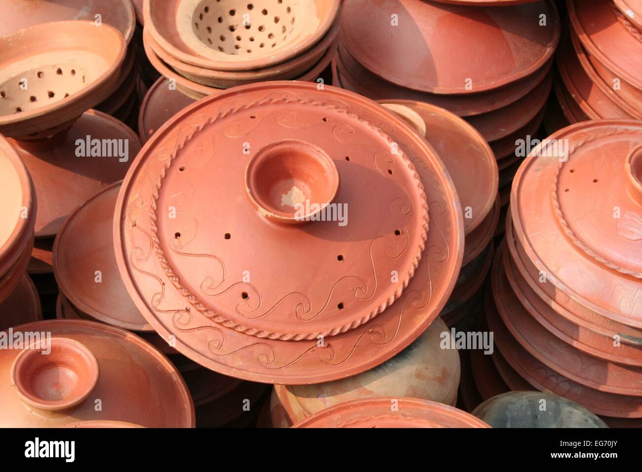 Traditional earthen pottery business in Bangladesh Stock Photo - Alamy