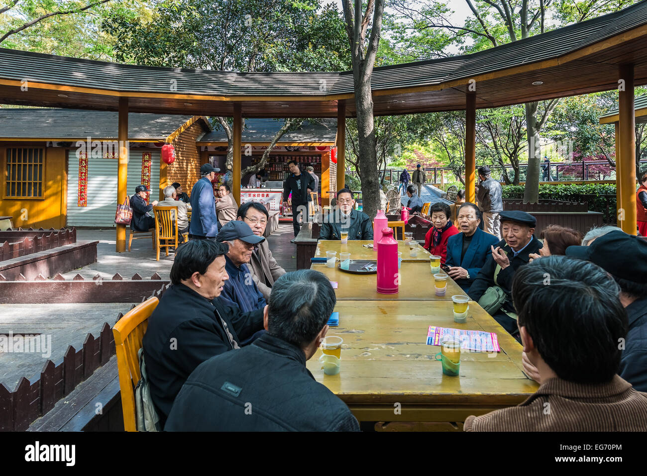 People sitting discussion tables hi-res stock photography and images ...