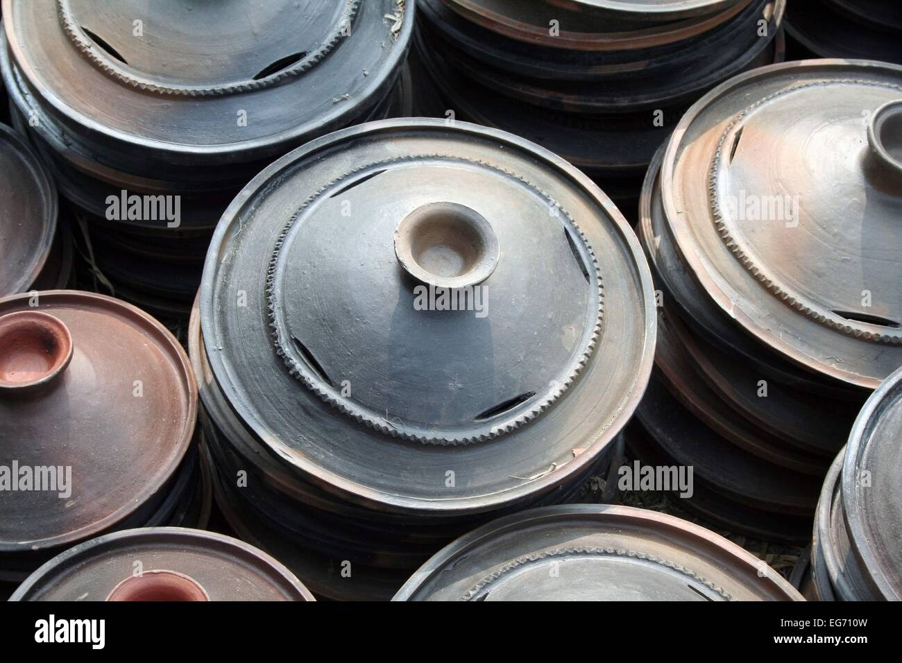 Traditional earthen pottery business in Bangladesh Stock Photo - Alamy
