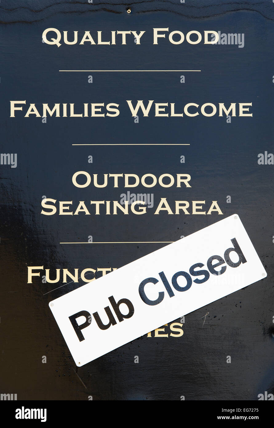 Pub closed sign on a pub sign. Clifton, Oxfordshire, England Stock ...