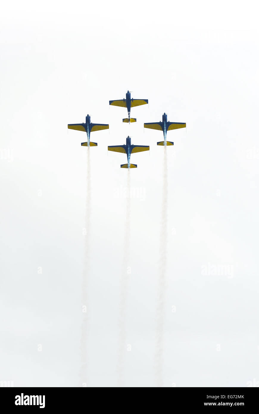 Stunt flight performance hi-res stock photography and images - Alamy