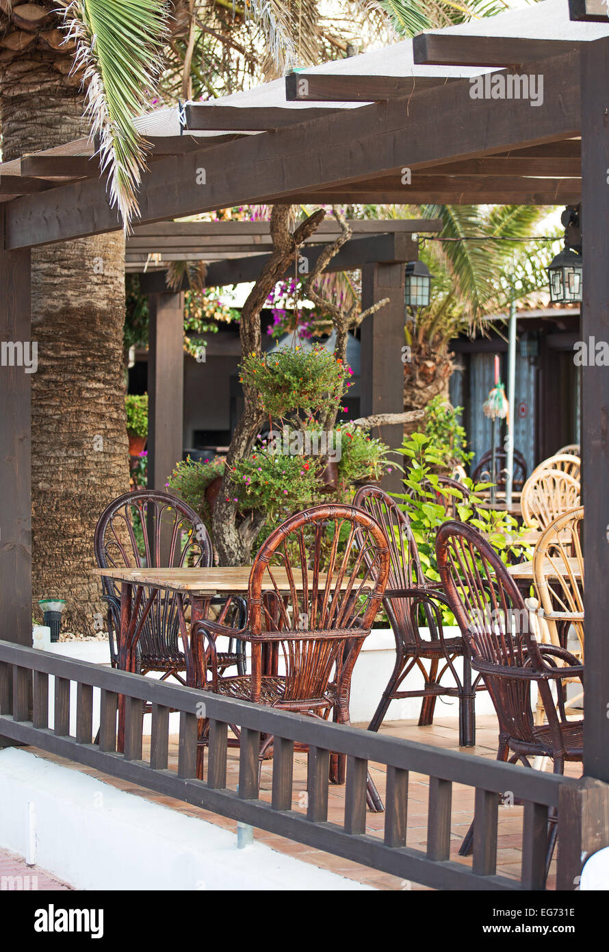 Mediterranean dining outdoors hi-res stock photography and images - Alamy