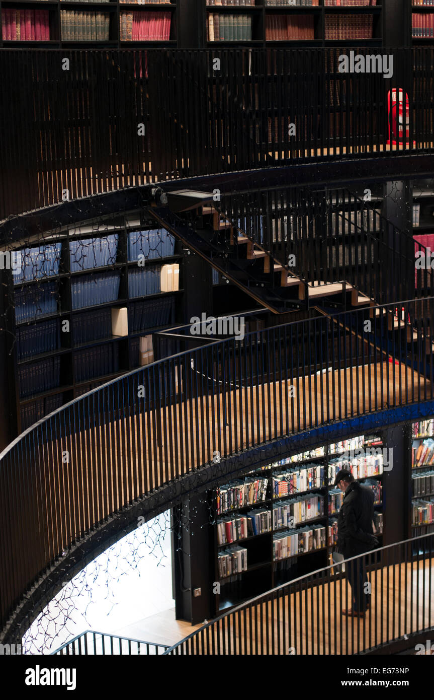Birmingham Library central rotunda Stock Photo - Alamy