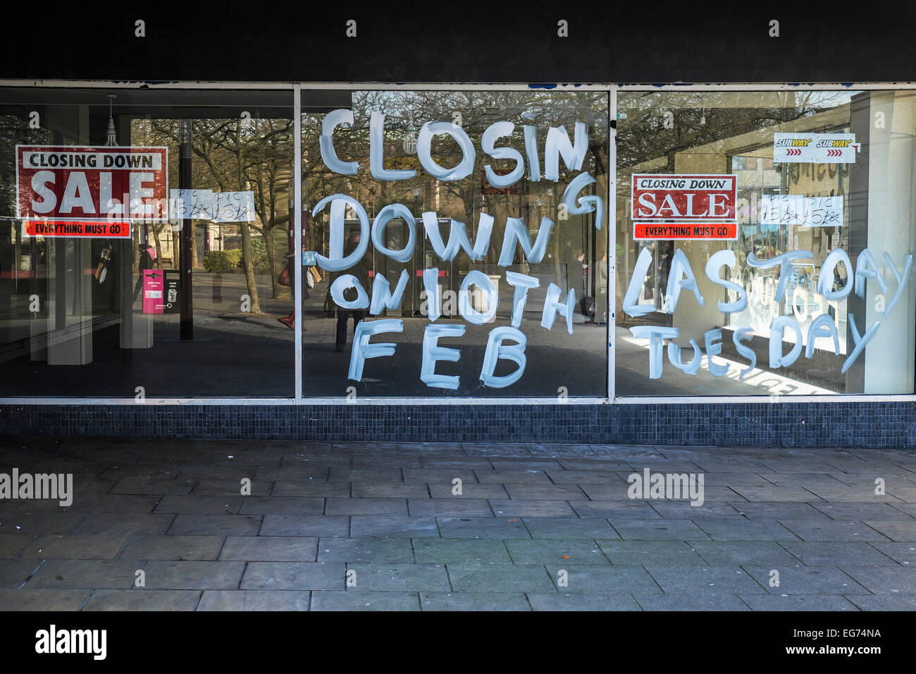 Closed shop for sale sign hi-res stock photography and images - Alamy