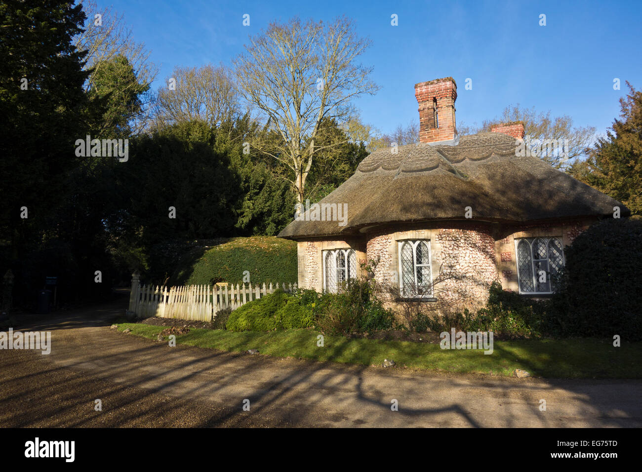 Thatched lodge cottage Stock Photo - Alamy