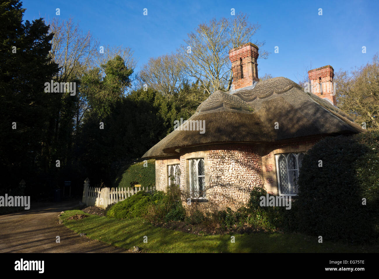 Thatched lodge cottage Stock Photo - Alamy