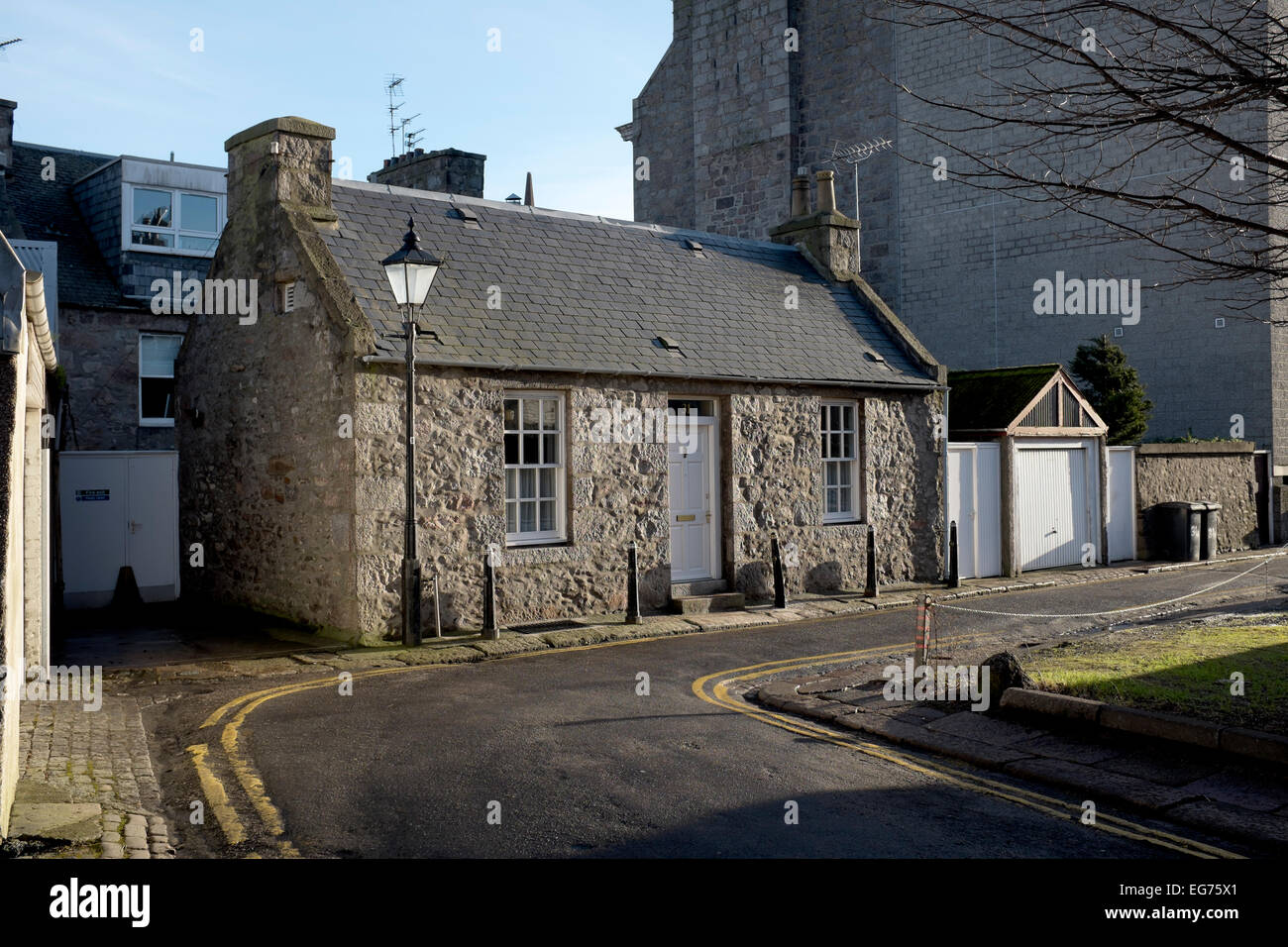 Old stone cottage hi-res stock photography and images - Alamy