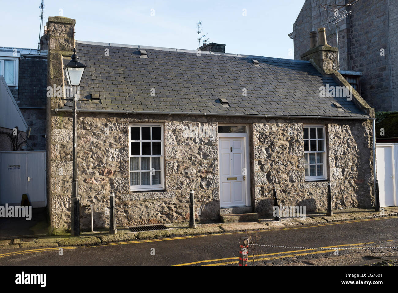 Small stone cottage hi-res stock photography and images - Alamy
