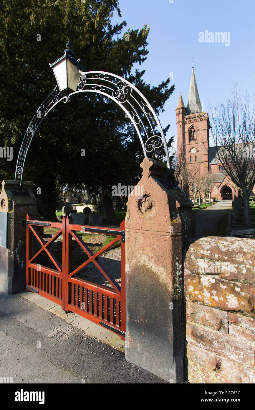 Village of Aldford, England. Picturesque view of the gated entrance to ...