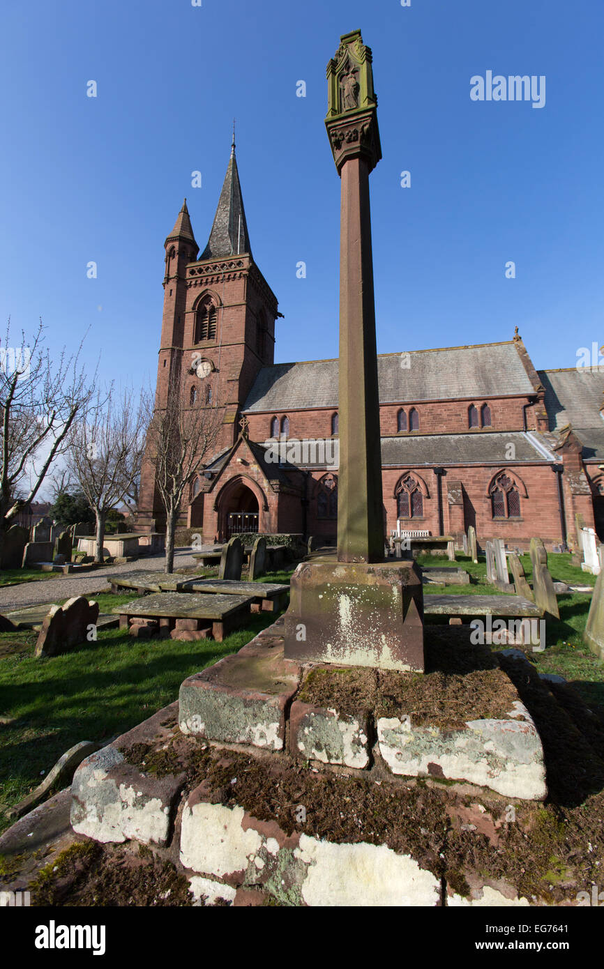 Village of Aldford, England. Picturesque view of a memorial cross ...